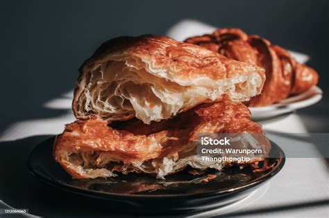 아침 빛 햇빛 그림자에 어두운 배경에 크루아상 아침 아침 식사 개념 공간을 복사합니다 빵과자류에 대한 스톡 사진 및 기타 이미지 Istock