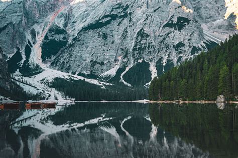 아침에 돌로미티 산과 시코펠의 오두막과 보트가 있는 브라이스 호수의 놀라운 전망 브라이에스 호수 돌로미티 사우스 티롤 이탈리아 유럽 0명에 대한 스톡 사진 및 기타 이미지