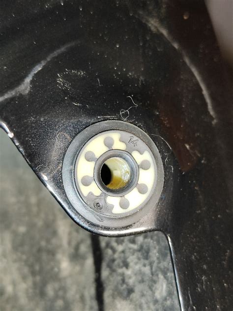 Замена ламп заднего хода — Ford Focus Hatchback III, 2 л, 2012 года ...