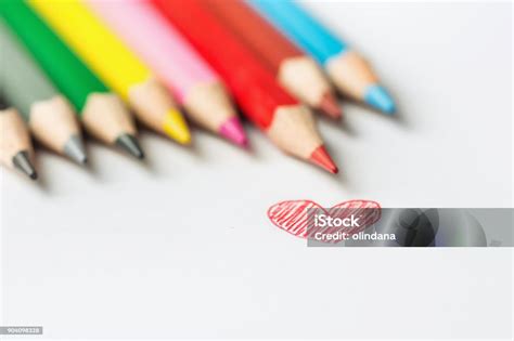흰색 바탕에 색된 연필의 행의 손으로 그린 낙서 레드 심장 사진 발렌타인 데이 어머니의 날 자선 로맨틱 사랑 아이 인사말 카드 배너 포스터입니다 선택적 초점 0명에 대한