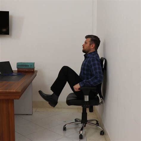 شکم نشسته پشت میز مجله ورزشی فیتامین