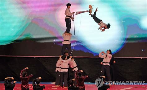 세계태권도연맹 시범단 태권도 격파 시범 연합뉴스