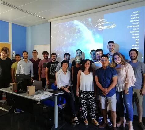 Los Alumnos Del Curso De Dynamics 365 Bc Del Programa Encuentra Reciben