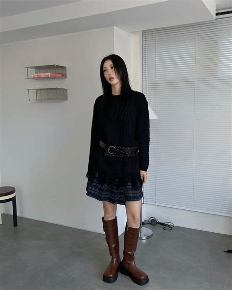 89헤르쯔 On Instagram 이렇게 투박하고 긴 롱부츠치고는 비교적 가벼운 무게감이라 신어보고 깜짝 놀랜 부츠👢 통굽에 널널한 종아리둘레까지 완벽한 착화감의