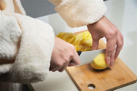 여자는 보드에 감자를 자른다 알아볼 수없는 여자는 부엌에서 야채를 준비합니다 감자 요리를 준비하는 여성 손의 근접 촬영 가정 생활에 대한 스톡 사진 및 기타 이미지 Istock