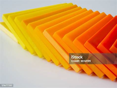 플라스틱 색상 견본 책입니다 플라스틱 제품에 대한 샘플 색상 카탈로그 컬러 가이드 북 색상표 색상 음영 차트입니다 따뜻한 색상 개념에 대한 스톡 사진 및 기타 이미지