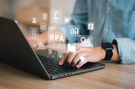 로봇에 대 한 컴퓨터와 대시 보드 Rpa를 사용 하는 사업가는 비즈니스 프로세스 최적화 혁신 기술 개념에 대 한 자동 배너 웹 아이콘을 처리합니다 로봇 프로세스 자동화에