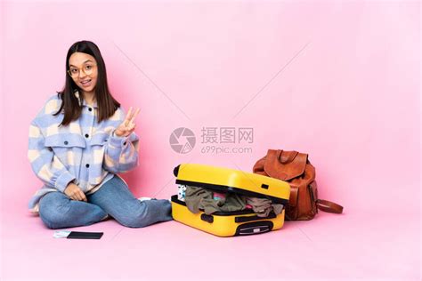 坐在地板上带着手提箱的女旅行者微笑着高清图片下载 正版图片503680437 摄图网