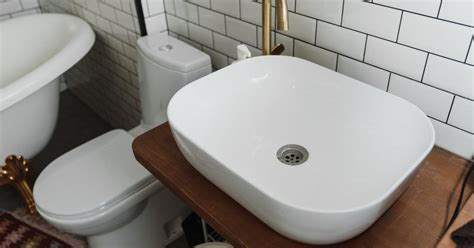 Kilatkan Mangkuk Tandas Berkeladak Guna 2 Bahan Confirm Nampak Baru