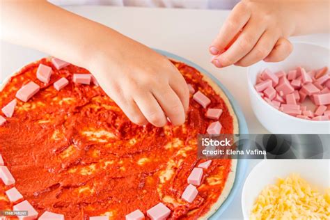 아이에 의해 집에서 만든 피자를 요리하는 과정 3 단계 아이의 손은 반죽에 햄 조각을 확산 단계별 명령입니다 어린이 요리사 컨셉 개발에 대한 스톡 사진 및 기타 이미지