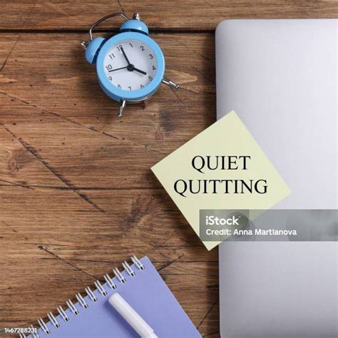 시계와 노트북이 있는 컴퓨터의 노란색 스티커에 Quiet Quitting을 인용합니다 일과 삶의 균형 개념 포스트 코로나 생활 철학 정사각형 개념에 대한 스톡 사진 및 기타
