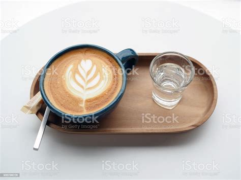 라 떼 아트와 뜨거운 커피의 아름 다운 유리 꽃 모양 나무 쟁반에 식 수와 함께 제공 됩니다 목재 재료에 대한 스톡 사진 및 기타 이미지 Istock