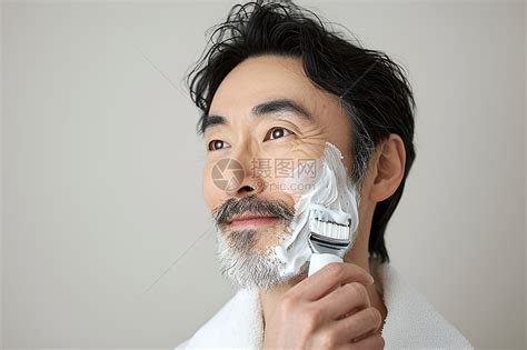 刮胡子的男子高清图片下载 正版图片601043862 摄图网