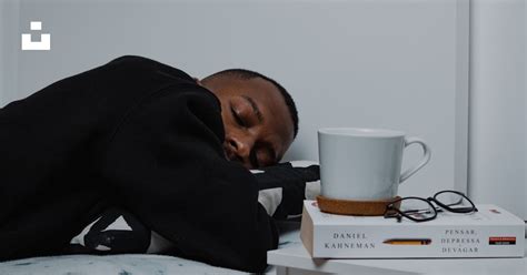 책 더미 옆 침대에서 자는 남자 사진 Unsplash의 무료 녹색 이미지