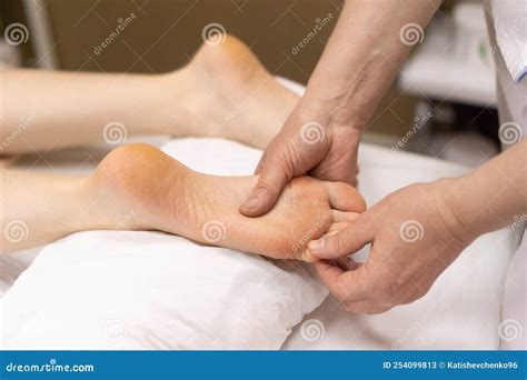 Concepto De Masaje Manos De La Mujer Dando Masajista Terap Utico