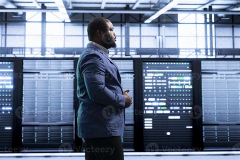 Ingeniero Caminando En Datos Centro Supervisión Sistema Actuación Identificando Cuellos De