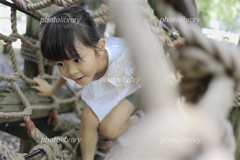 綱渡りで遊ぶ女子小学生 7歳 写真素材 [ 7121508 ] フォトライブラリー Photolibrary