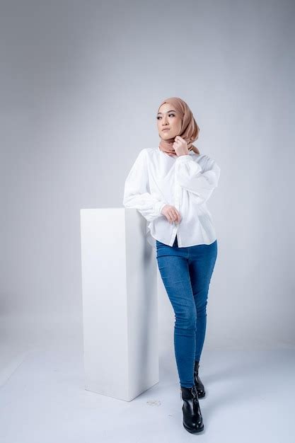 Retrato Completo De Una Modelo Musulmana Que Usa Ropa Informal Moderna