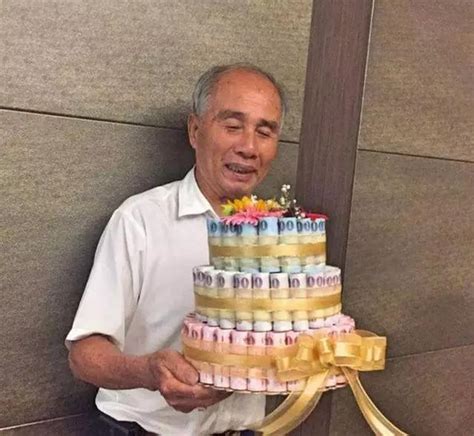 台湾一老人过80大寿孙子用纸币做了一个蛋糕老人很开心 每日头条