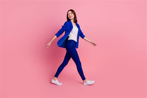 프로필 측면 사진 좋은 찾고 부유 한 자신감 넘치는 여자가 사랑스러운 일을 돌아 보는 빈 공간을 찾고 절연 된 핑크 색상 배경