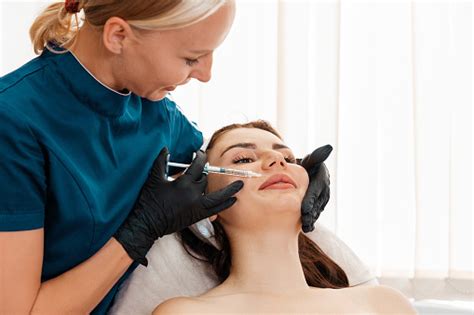 전문 미용 미용사는 주사기로 여성의 입술에 의학적 주사를 주입합니다 성형 수술의 개념 25 29세에 대한 스톡 사진 및 기타 이미지 25 29세 가꿔주기 개념