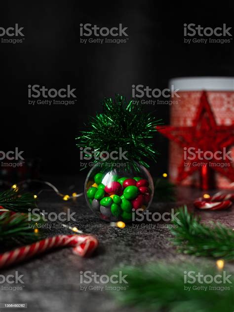 과자와 새해 의 공 크리스마스 배경 라이브 전나무 가지 크리스마스 장식 0명에 대한 스톡 사진 및 기타 이미지 0명 구도 나무 Istock