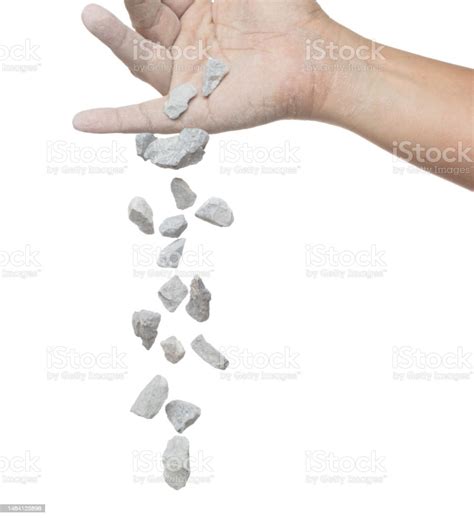 바위 자갈이 손에서 떨어지고 회색 돌 자갈 바위가 추상 구름 파리를 폭발시킵니다 건설 바위 돌은 공기 개체 디자인에 튀어 있습니다 흰색 배경 격리 정지 촬영 선택적 초점