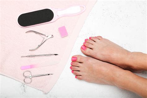 흰색 배경에 아름다운 발과 페디큐어 액세서리를 가진 여성 스파 개념 건강관리와 의술에 대한 스톡 사진 및 기타 이미지 건강