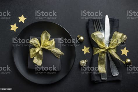 검은 색 배경 위에 접시 은제품 및 장식크리스마스 테이블 설정 0명에 대한 스톡 사진 및 기타 이미지 0명 개체 그룹 검은색 Istock