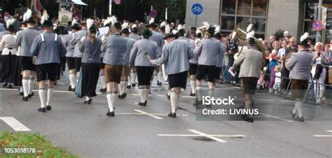 바바리아에서 뮌헨 옥 토 버 페스트 전통 의상 거리 퍼레이드 참가자 장면 독일 유럽 2018년에 대한 스톡 사진 및 기타 이미지 2018년 Carnival 거리