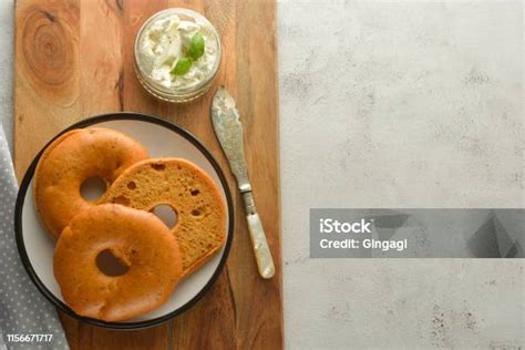 나무 판에 크림 치즈를 곁들인 맛있는 베이글 아침 식사로 페이스트리 빵 맨 위 보기 공간을 복사합니다 건강한 식생활에 대한 스톡 사진 및 기타 이미지 Istock