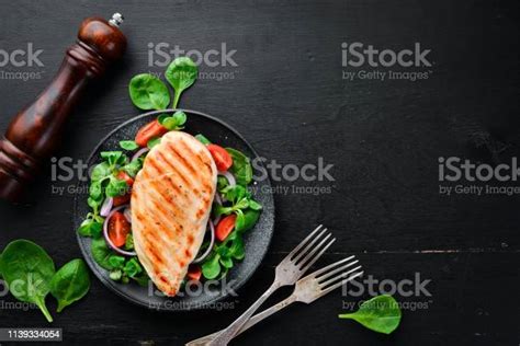 채소로 구운 치킨 필 레 검은 접시에 나무 배경 평면도 텍스트를 위한 여유 공간 플랫 레이 가금류에 대한 스톡 사진 및 기타 이미지 Istock