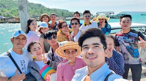 សួស វីហ្សា និង ថមមី ចេញទៅក្រេបទឹកឃ្មុំក្នុងស្រុកមុនពេលចេញទៅតំបន់អ៊ឺរ៉ុប នគរដ្រេហ្គន