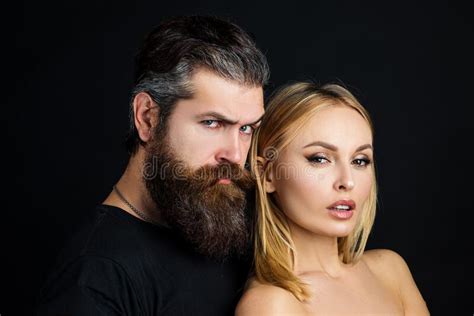 Сексуальный конец пары вверх по портрету Чувственная девушка и парень Смотреть девушки мальчика