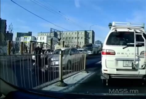 Явган хүний гарцаар гарч байсан 8 32 насны гурван хүнийг дайрсан ослыг мөрдөн шалгаж байна