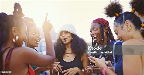 파티에서 행복하고 미소 짓고 아프리카 친구들이 야외 옥상에서 함께 노래하고 이야기하고 춤을 추십시오 행복 초라하고 트렌디 한 흑인들이 외부 행사 모임 또는 동창회를 축하하고