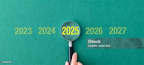 손은 돋보기를 들고 2025년에 초점을 맞춥니다 새로운 비즈니스 목표 비전 2025 계획 및 전략에 집중합니다 0명에 대한 스톡 사진 및 기타 이미지 Istock