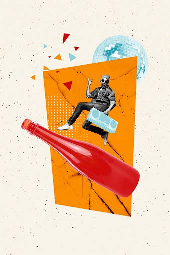 독점 이미지 수직 사진 콜라주 흥분 힙스터 남자 홀드 붐 박스 음악 레코더 실행 샴페인 병 음료 휴식 30 34세에 대한 스톡 사진 및 기타 이미지 Istock