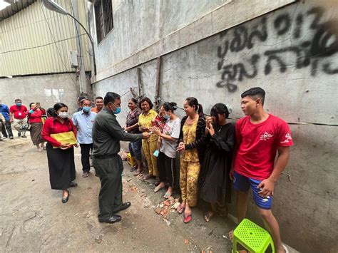 អភិបាល ខណ្ឌ ទួលគោក ចុះសួរសុខទុក្ខ និងនាំយកអំណោយជូនប្រជាពលរដ្ឋក្រីក្រនៅក្នុងមូលដ្ឋានរបស់ខ្លួន