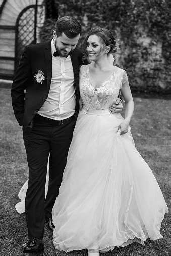 화려한 신부 그리고 세련 된 신랑의 손을 잡고 고 붉은 단풍의 벽에 걸어 행복 한 감각적인 웨딩 커플 웃 고입니다 신혼의 로맨틱 한 순간입니다 웨딩 사진 2명에 대한 스톡