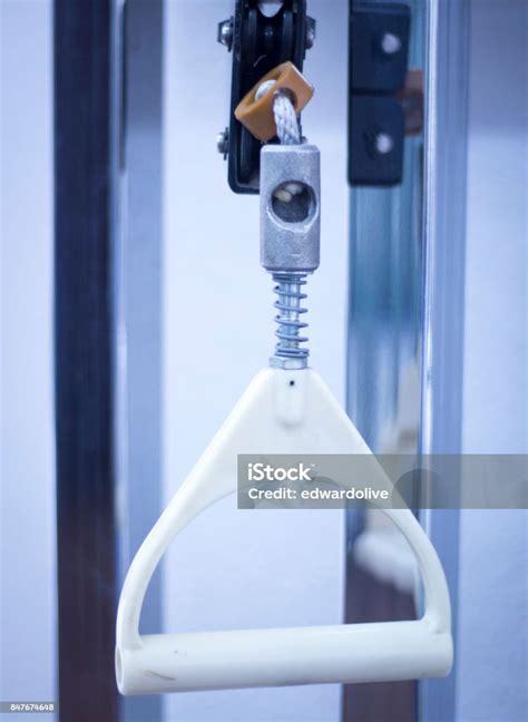 스포츠 상해 재활 및 정형 외과에서 물리 치료 센터 및 진료소에 물리 치료 장비 전문 건강관리와 의술에 대한 스톡 사진 및 기타