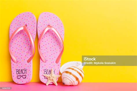 해변 액세서리 플립 플롭과 불가사리를 컬러 배경에 놓습니다 복사 공간으로 모의 0명에 대한 스톡 사진 및 기타 이미지 0명 개념 개인 장식품 Istock