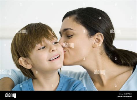 Auf Wange küssen Sohn Mutter Stockfotografie Alamy