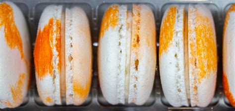 프렌치 마카로니 수직 행 노란색 흰색 오렌지 혼합 크림이 있는 2색 마카롱 식욕을 돋우는 아름다운 과자 케이크 0명에 대한 스톡 사진 및 기타 이미지 Istock