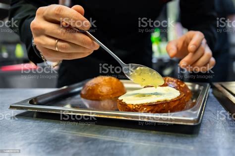 레스토랑 주방에서 고급 버거를 단계별로 준비하는 요리사 손 고기에 대한 스톡 사진 및 기타 이미지 고기 공란 남자