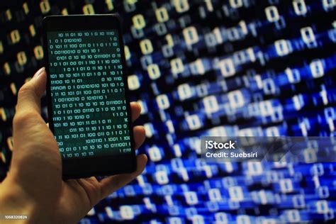 누락 된 데이터입니다 모바일에 대 한 정보의 여러 레이어 화면 화면에서 일부 누락 하 고 오류가 발생 했습니다 백그라운드에서 모바일과 컴퓨터 화면에 바이너리 코드입니다 블루