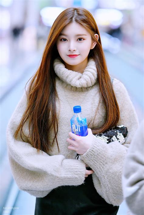 For Everglow On Twitter 191117 인천공항 출국 Everglow 에버글로우 이런 Yiren