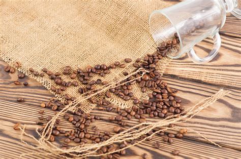 튀긴 커피 콩 Hessian 자루 피복에 유리에서 부와 소박한 갈색 나무 오래 된 보드에 스레드를 흩어져 갈색에 대한 스톡 사진 및 기타 이미지 Istock