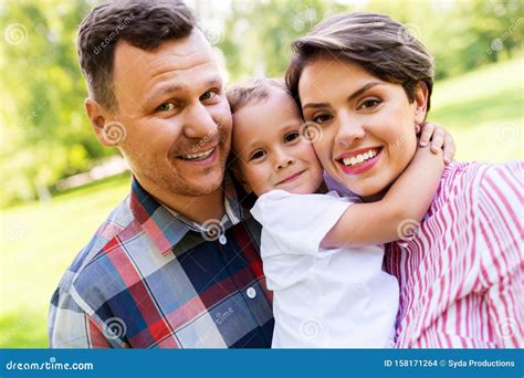 Feliz Familia En El Parque De Verano Foto De Archivo Imagen De Hijo Feliz