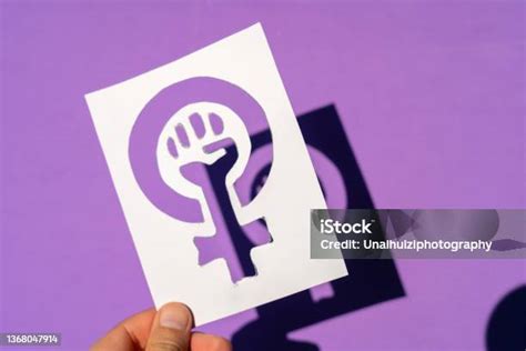 보라색 배경에 페미니즘의 투쟁의 상징 여성의 권리에 대한 행진 시위에서 여성의 주먹을 꽉 여자에 대한 스톡 사진 및 기타 이미지 여자 보라색 데모 Istock